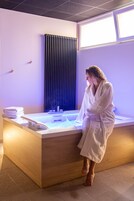 Sauna, banheira de hidromassagem, tratamentos corporais 
