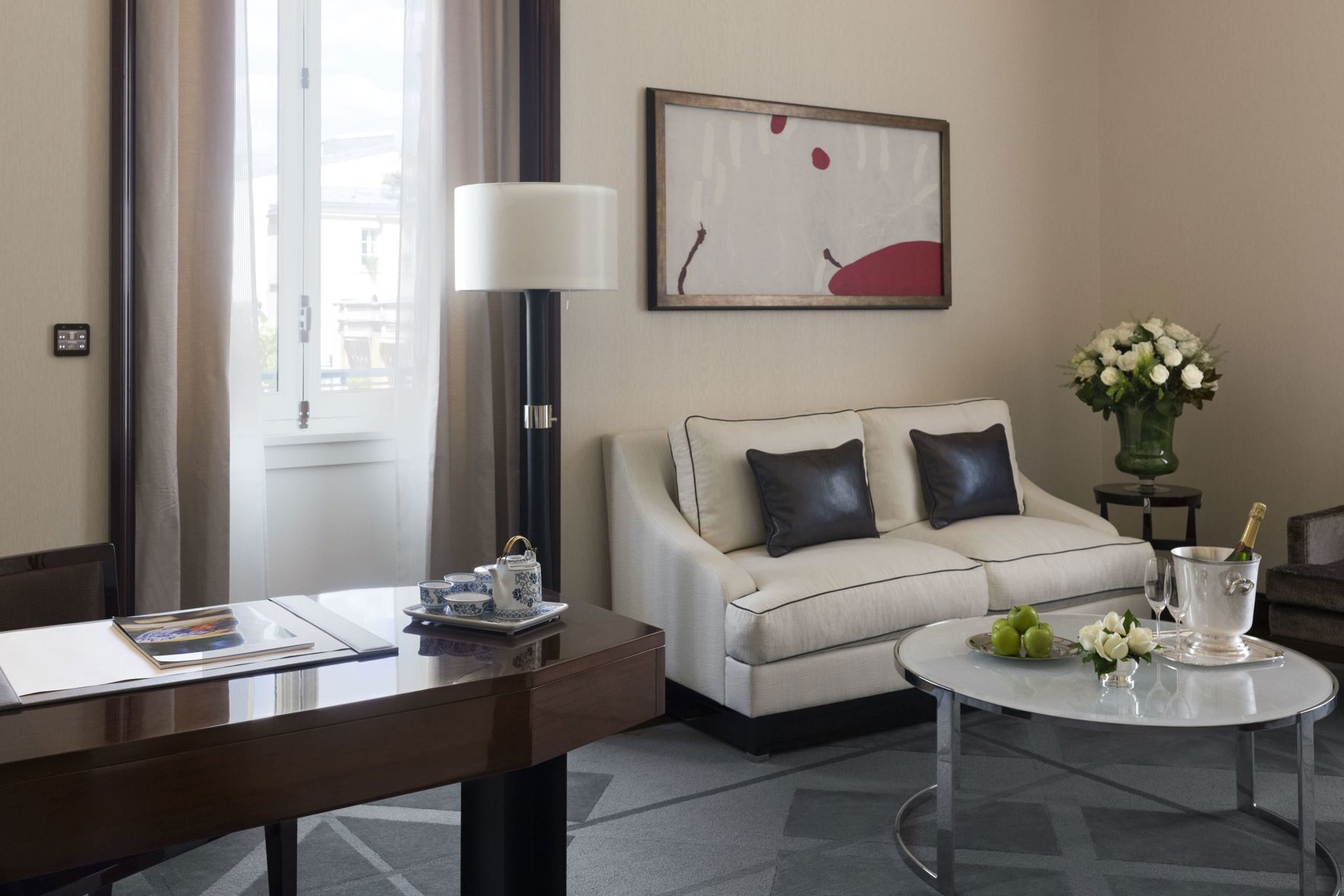 Sala de estar | TV plasma, leitor de DVD, base para iPod, filmes em estreia 