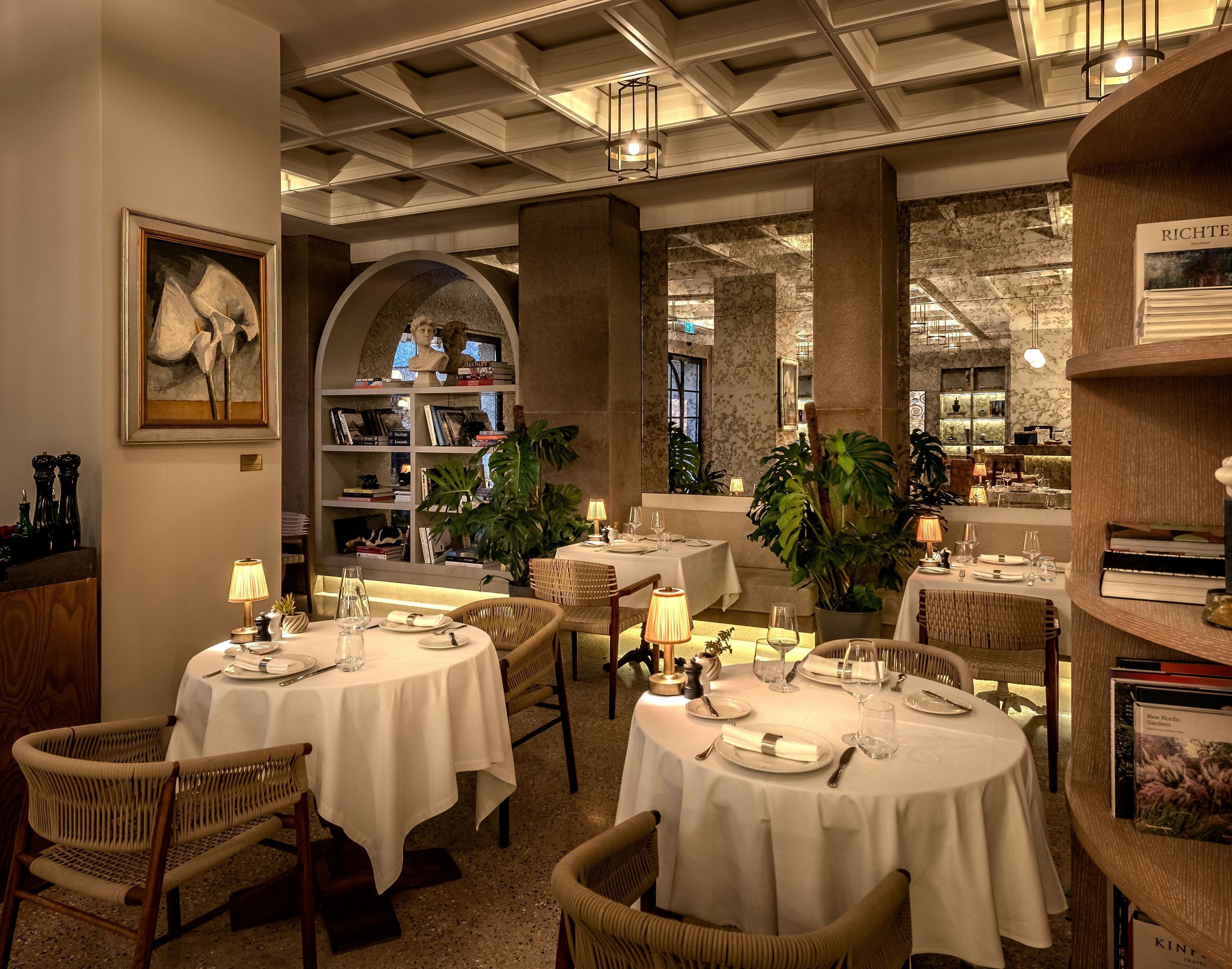 3 restaurantes: servem pequenos-almoços, almoços e jantares