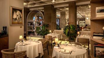 3 restaurantes: servem pequenos-almoços, almoços e jantares