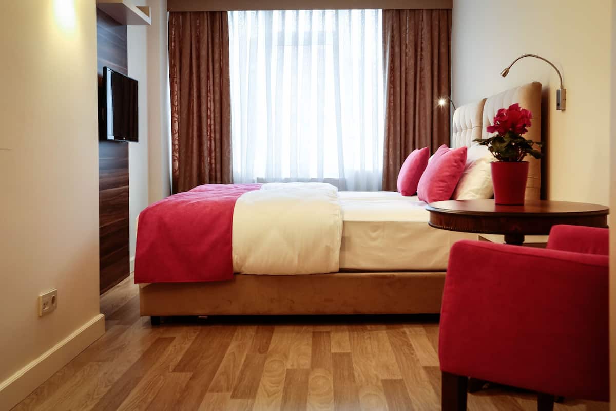 Quarto Deluxe | Roupa de alta qualidade, camas de colchão Tempur-Pedic, minibar