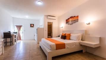 Suíte, 1 quarto, cozinha americana, vista para o resort | Cofres nos quartos, escrivaninha, quartos à prova de som