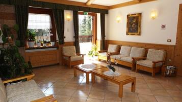 Área de estar no saguão