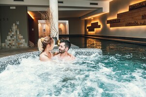 Banheira de hidromassagem interior