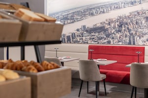 Pequeno-almoço tipo buffet diário mediante uma taxa 