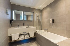 Quarto Familiar, várias camas | Casa de banho | Artigos de higiene ecológicos, um secador de cabelo, toalhas fornecidas 