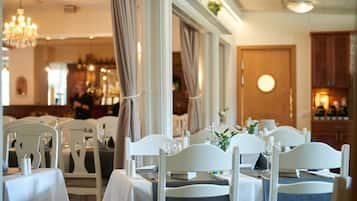 Café da manhã, almoço e jantar; culinária local