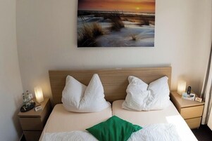 Quarto casal standard | Escrivaninha, Wi-Fi de cortesia, roupa de cama