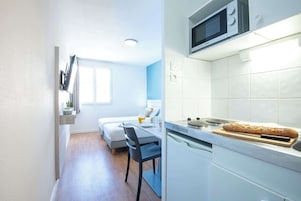 Um frigorífico, um micro-ondas, uma placa de cozinha 