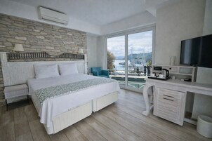 DELUXE ROOM DENIZ MANZARALI | Frigobar, cofres nos quartos, espaço de trabalho para notebook