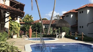 Piscina exterior, espreguiçadeiras