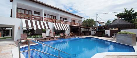 Piscina externa, espreguiçadeiras