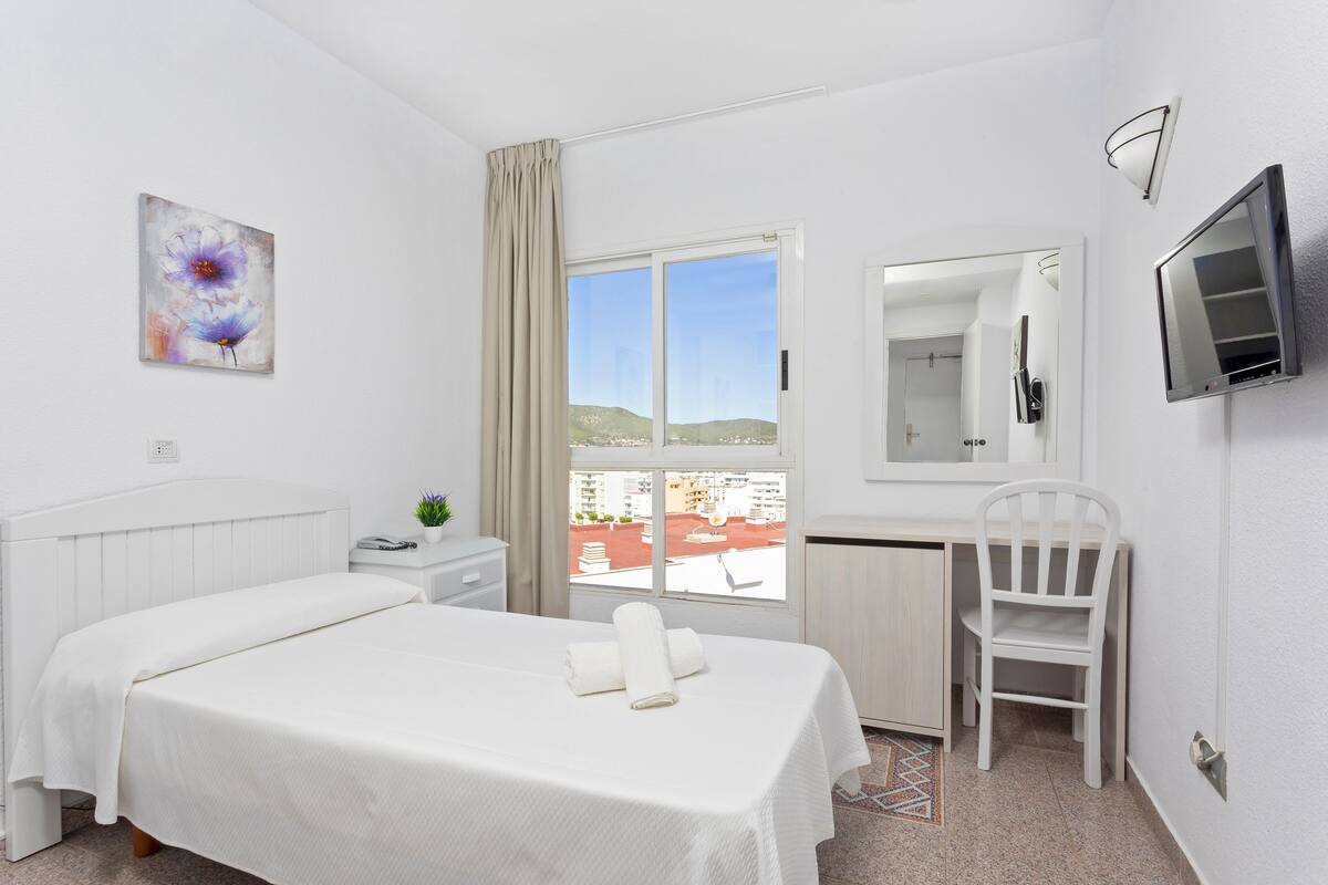 Quarto solteiro | Frigobar, cofres nos quartos, escrivaninha, cortinas blackout