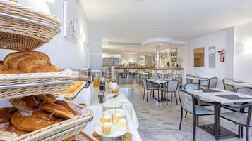 Pequeno-almoço tipo buffet diário (12.00 EUR por pessoa)