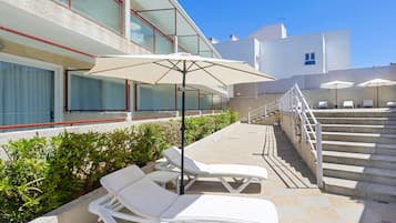 Terraço com espreguiçadeiras