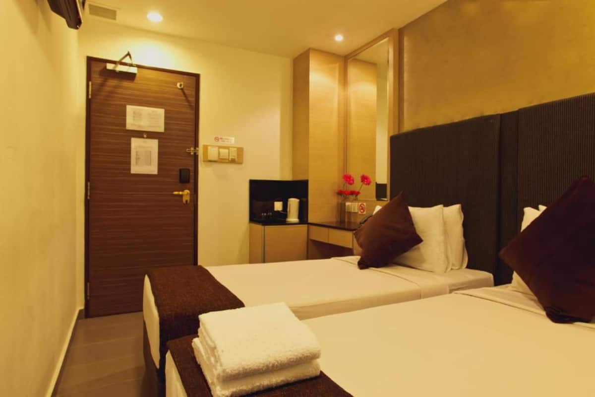 Quarto duplo superior (No window) | Escrivaninha, Wi-Fi de cortesia, roupa de cama