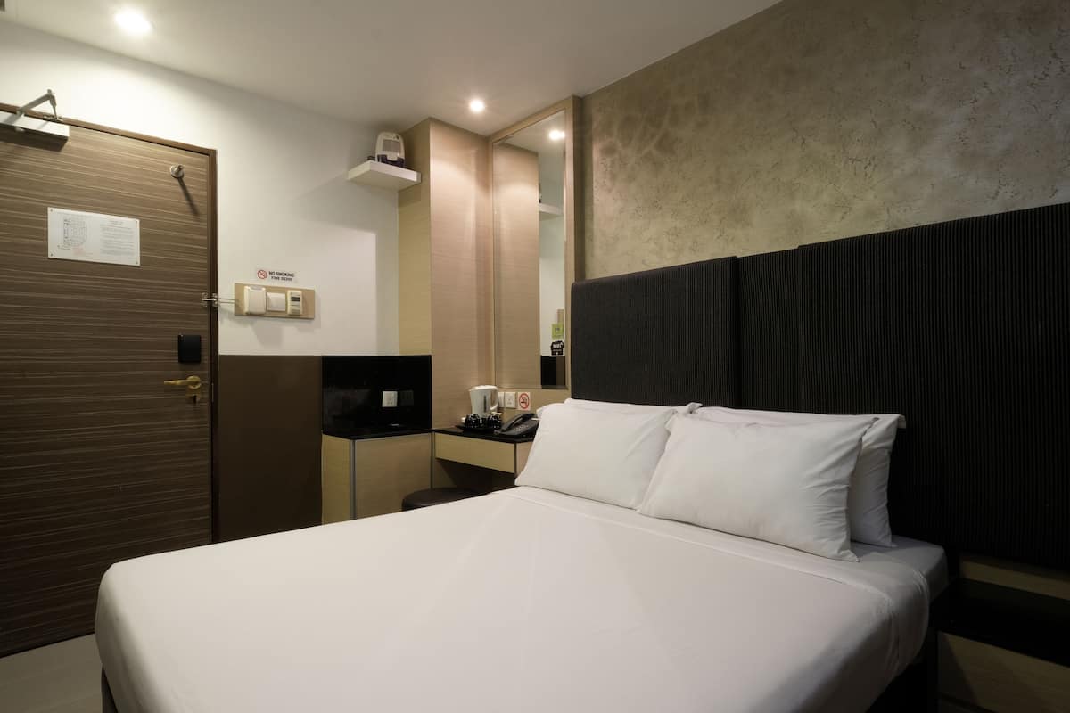 Quarto superior, 1 cama Queen (No window) | Escrivaninha, Wi-Fi de cortesia, roupa de cama