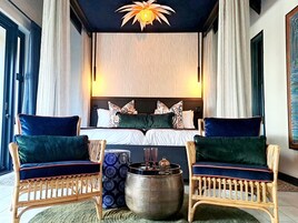 Roupas de cama premium, cofres nos quartos, escrivaninha