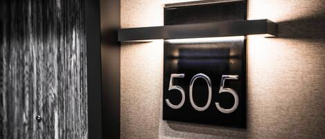 Placa de parede com o número 505.