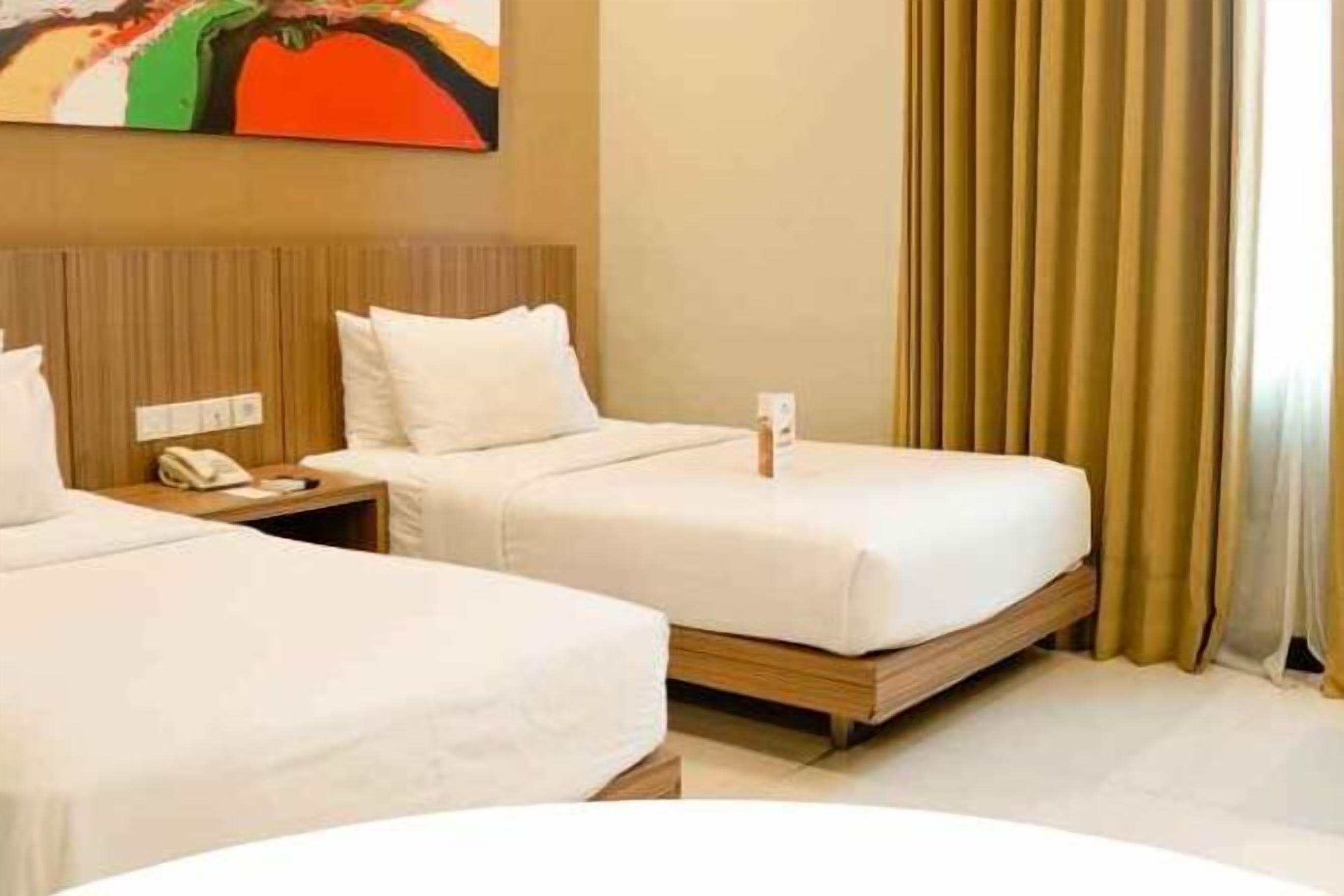 Frigobar (abastecido com itens grátis), cofres nos quartos, escrivaninha