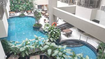 Piscina interior com assentos e plantas ao redor.