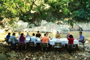 Pequeno-almoço completo diário mediante uma taxa 