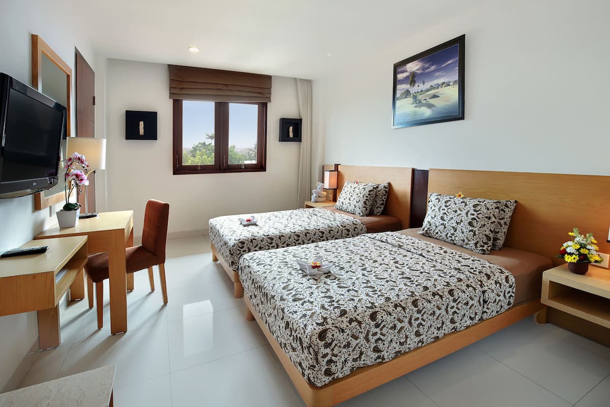 Minibar, cofre no quarto, secretária, ferro/tábua de engomar 