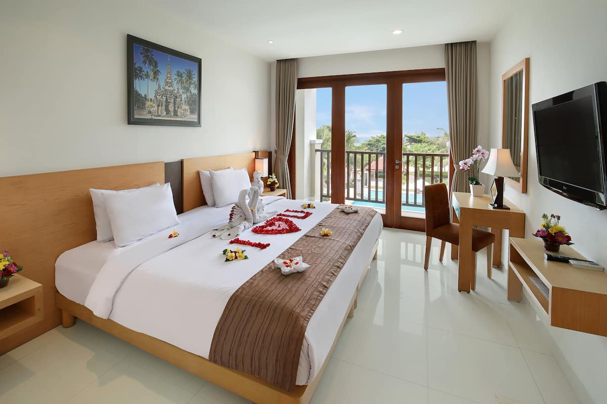 Deluxe Pool View with Free Benefit | Minibar, cofre no quarto, secretária, ferro/tábua de engomar 