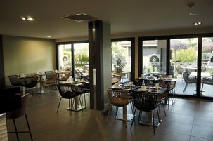 Pequeno-almoço tipo buffet diário (14 EUR por pessoa) 