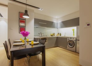 Suite Deluxe, 2 quartos | Cozinha privada | Um frigorífico, um micro-ondas, uma chaleira elétrica 