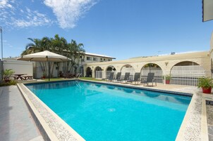 Piscina exterior, espreguiçadeiras
