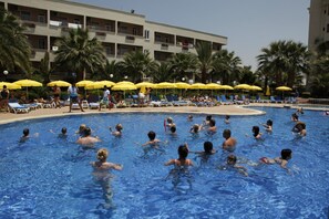2 piscinas exteriores, guarda-sóis, espreguiçadeiras 