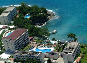 Uma praia privada nas proximidades, espreguiçadeiras