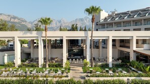 5 bares/lounges, bar ao lado da piscina