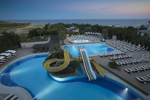 Piscina interior, piscina exterior, guarda-sóis, espreguiçadeiras 