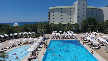 Piscina interior, piscina exterior, guarda-sóis, espreguiçadeiras