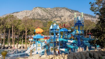 Piscina interna, 4 piscinas externas, guarda-sóis, espreguiçadeiras