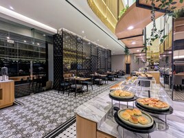 Café da manhã com buffet diário (IDR 135000 por pessoa) 