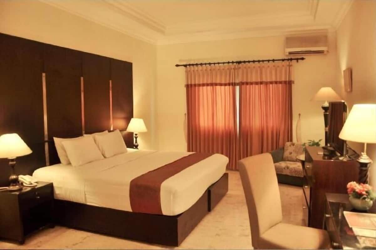 Minibar, cofre no quarto, secretária, quartos insonorizados