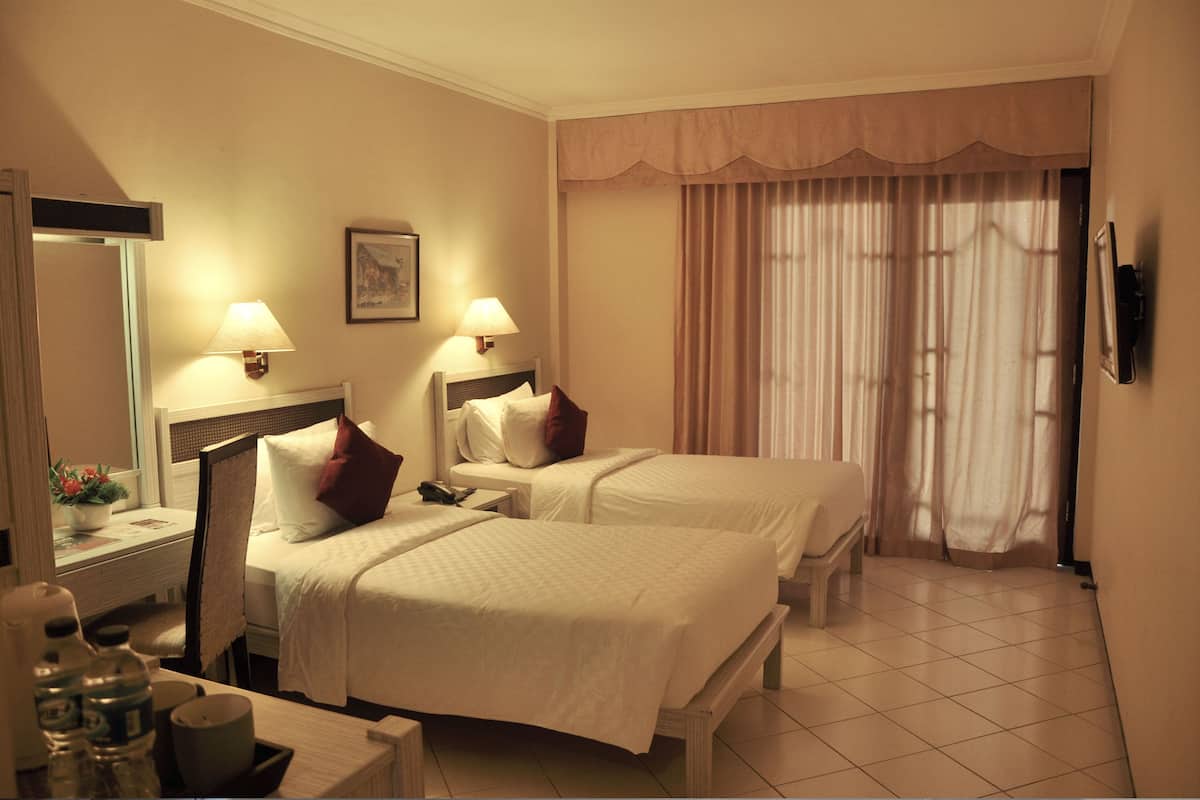 Minibar, cofre no quarto, secretária, quartos insonorizados