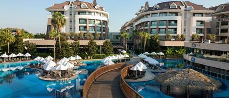 Piscina interior, 4 piscinas exteriores, guarda-sóis, espreguiçadeiras