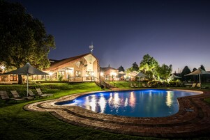 2 piscinas exteriores, guarda-sóis, espreguiçadeiras 