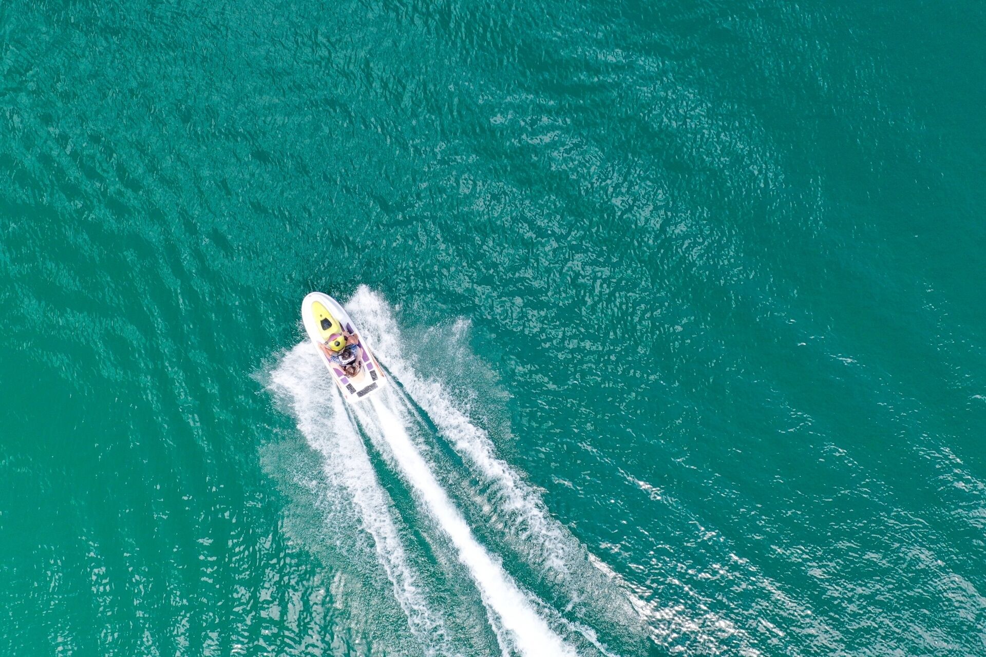 Um jet ski em águas azul-turquesa.