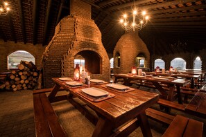 Pequenos-almoços, almoços, jantares servidos, cozinha internacional 