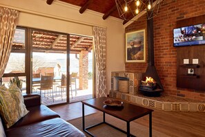 Chalé, 3 quartos, não fumadores | Sala de estar | Televisor, lareira 