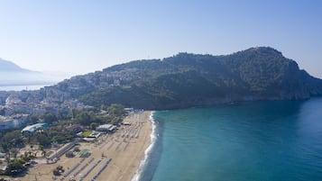 Na praia, espreguiçadeiras, guarda-sóis de praia, bares na praia