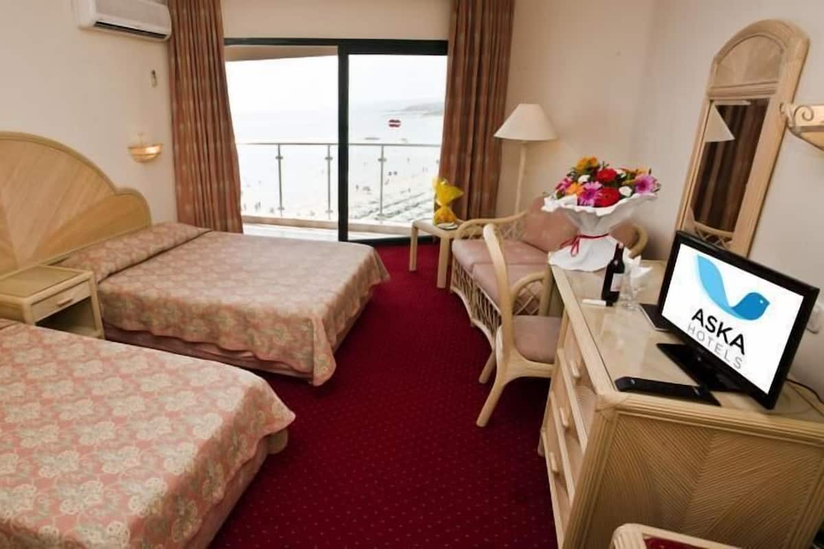 Frigobar, cofres nos quartos, escrivaninha, quartos à prova de som