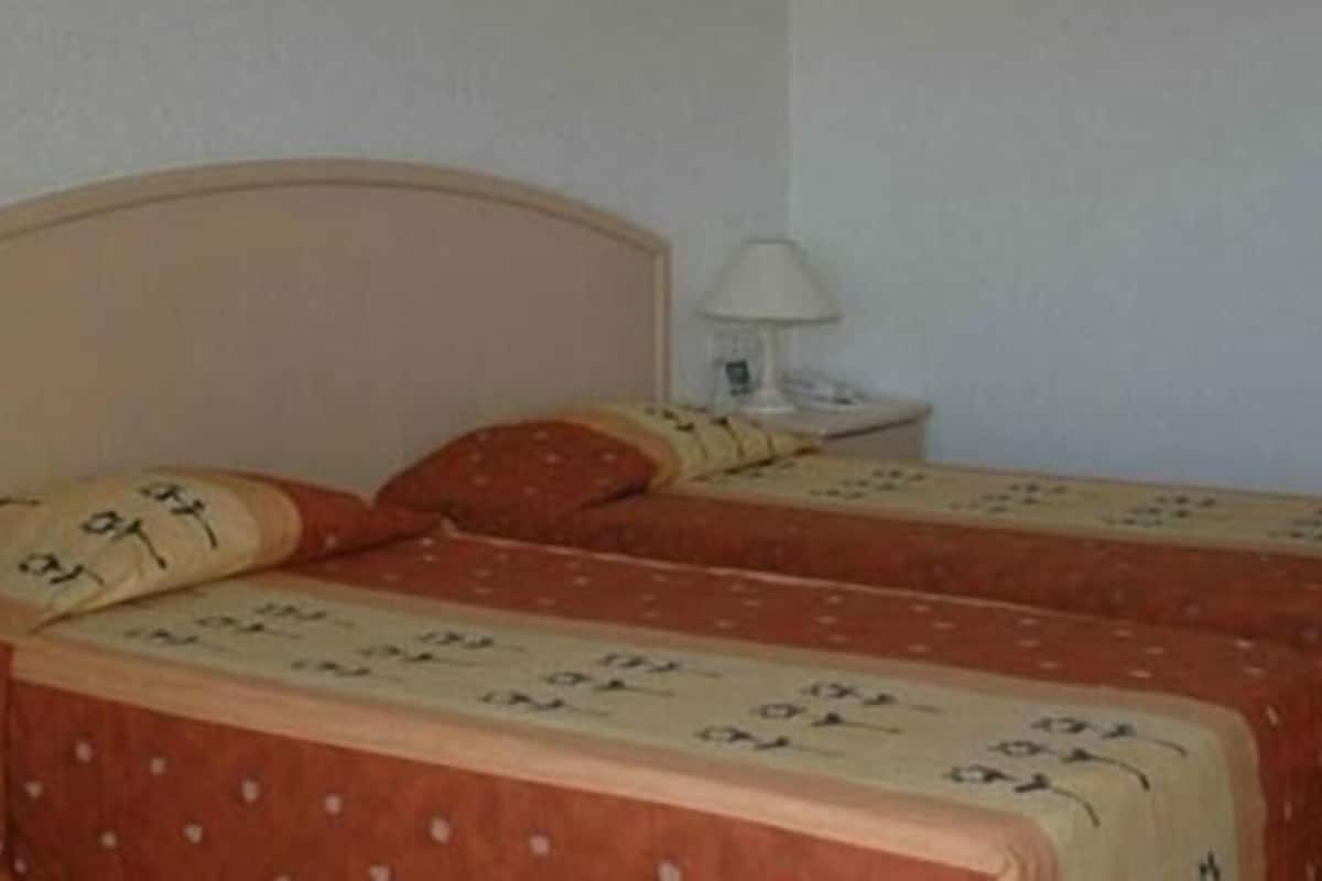 Frigobar, cofres nos quartos, escrivaninha, quartos à prova de som