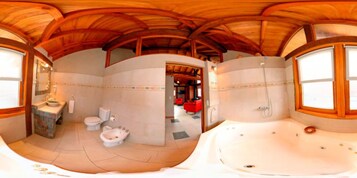 Duplex superior | Banheiro | Secador de cabelo, bidê, toalhas de banho 