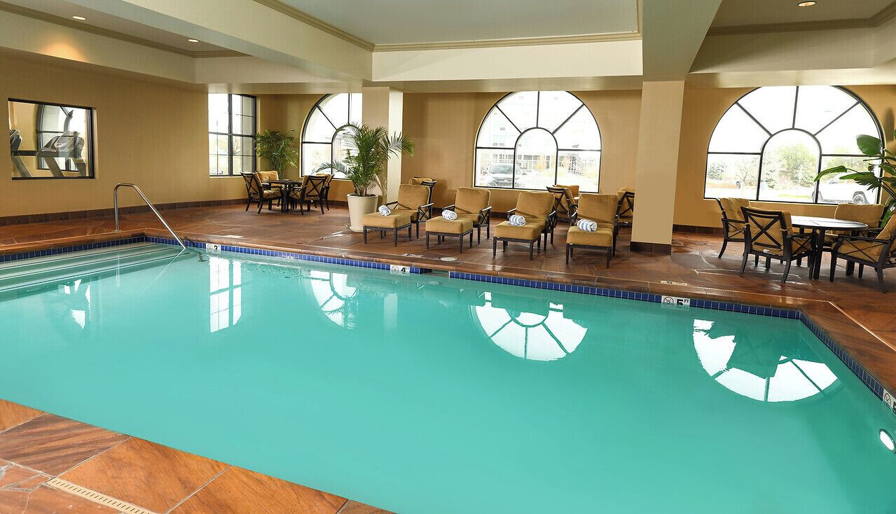 Piscina interna, espreguiçadeiras
